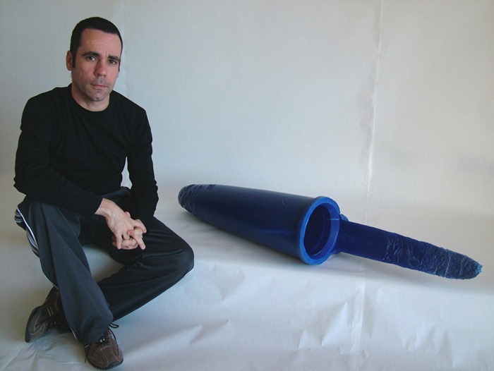 Romulo Celdran’s Oversized Sculptures | Amusing Planet